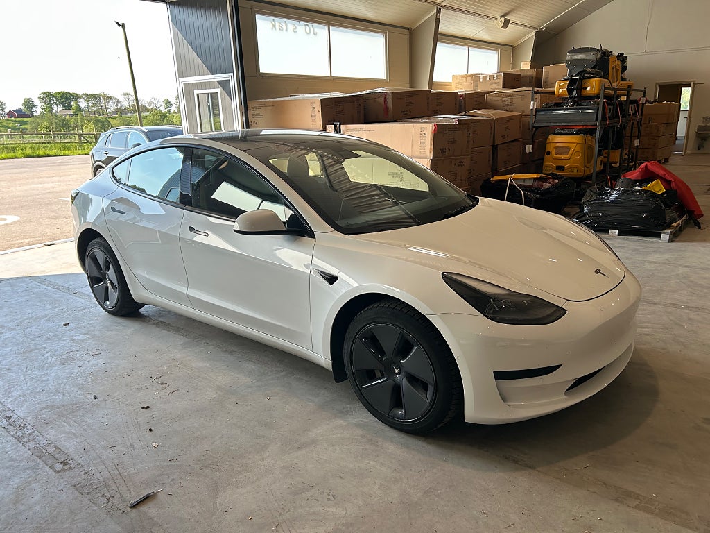 Tesla Model 3 Standard Range Plus (BML12E) - Bytbil.com