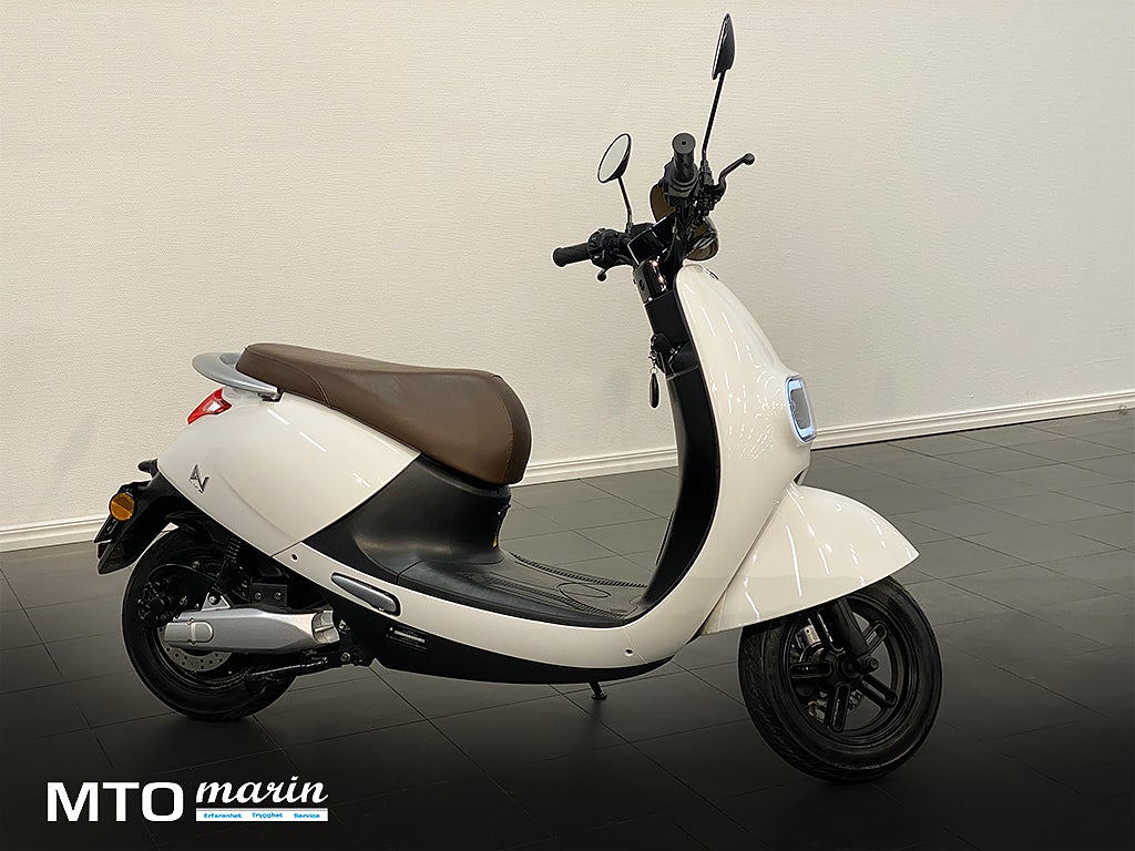 LN LX02 Vespa style el scooter, vit OMG leverans (FSC47B) - Bytbil.com