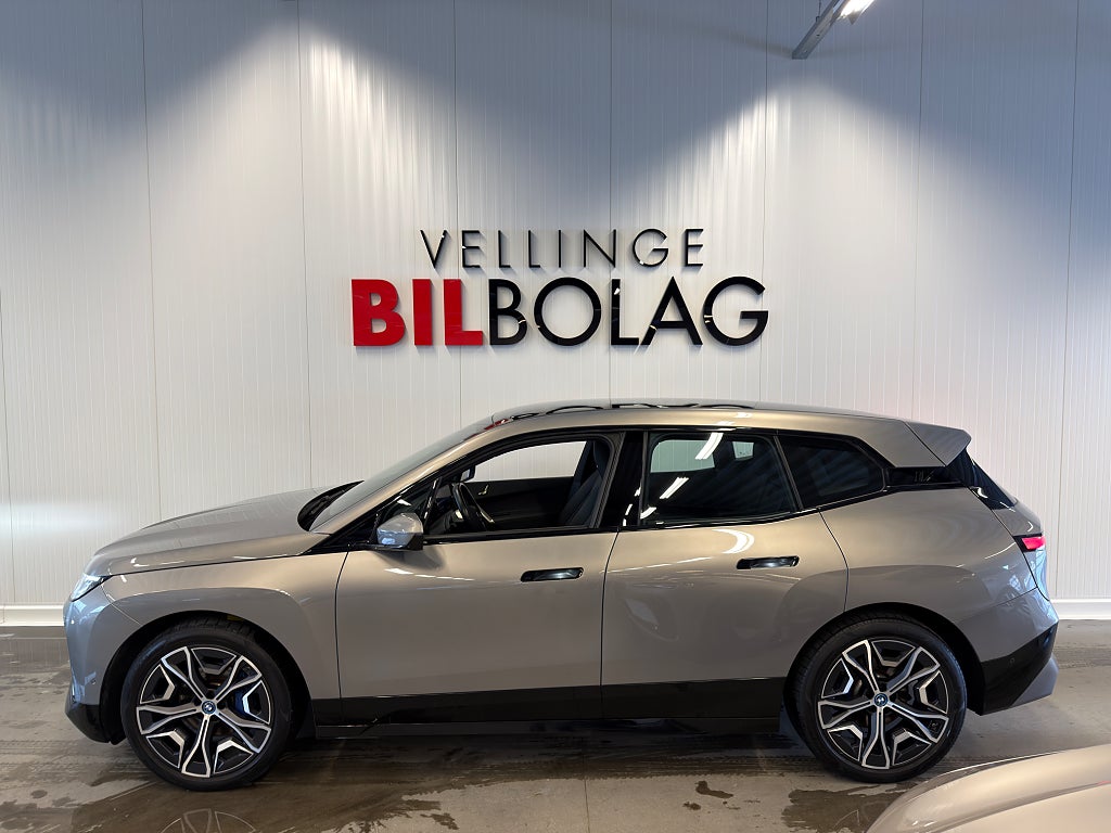 BMW iX xDrive50 Luftfjädring Pano H/K Drag 360 *Moms* (JAC383) - Bytbil.com